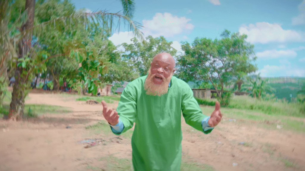 BENJAMIN KAYOMBO dévoile son clip "LONGOLA BA ANGES" - Talents2kin